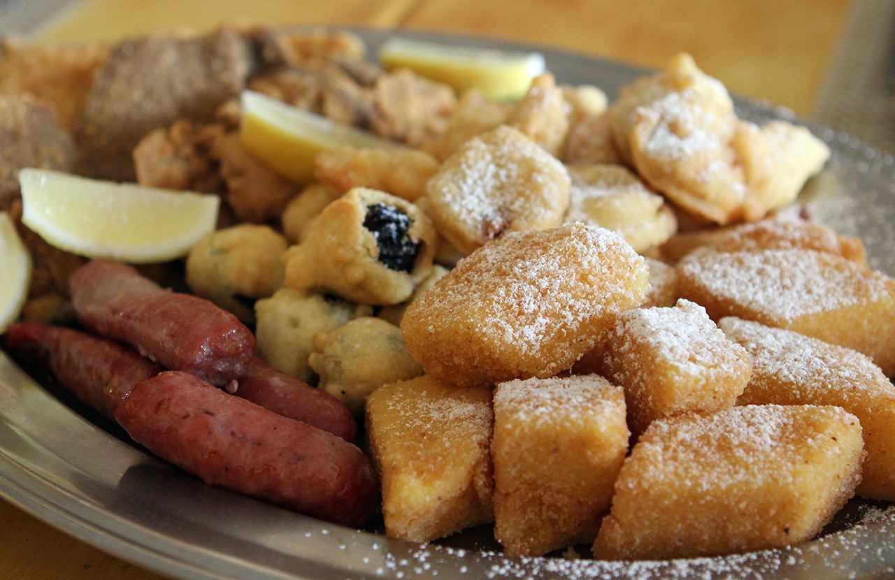 Fritti di Natale dorati e croccanti, ideali per le feste | Agrodolce