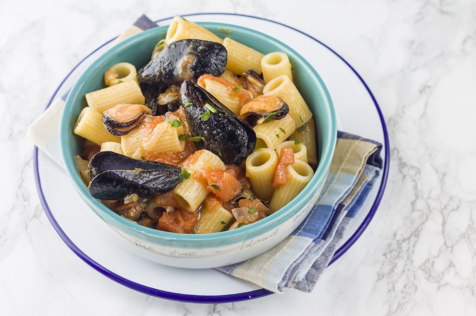 Pasta cozze e pomodori: un primo piatto estivo | Agrodolce