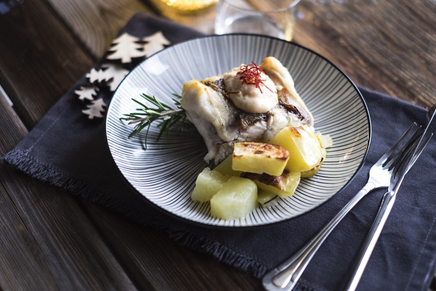 Rana pescatrice al forno: la ricetta con patate | Agrodolce