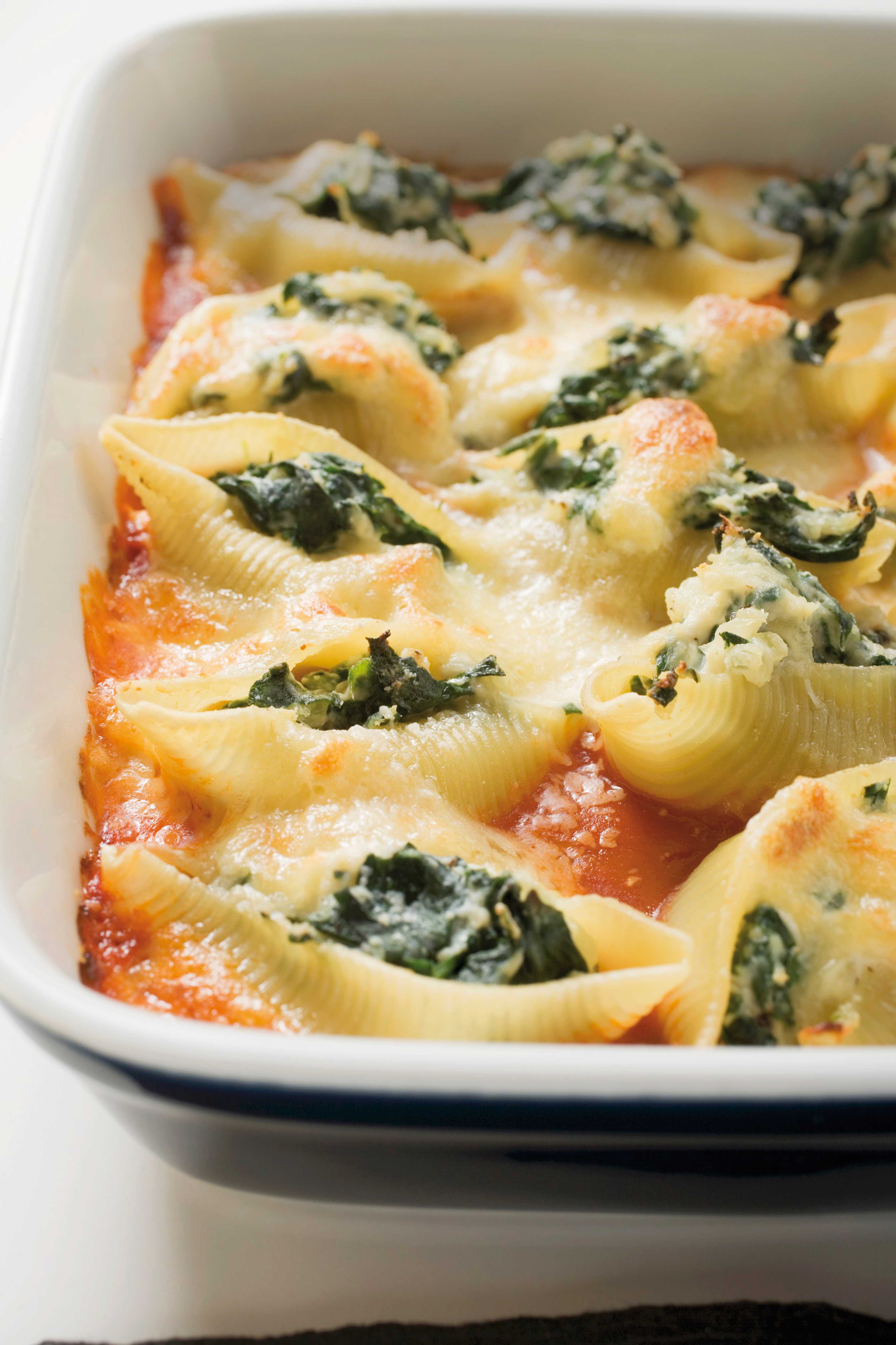 Ricetta Conchiglie agli spinaci in salsa di pomodoro | Agrodolce