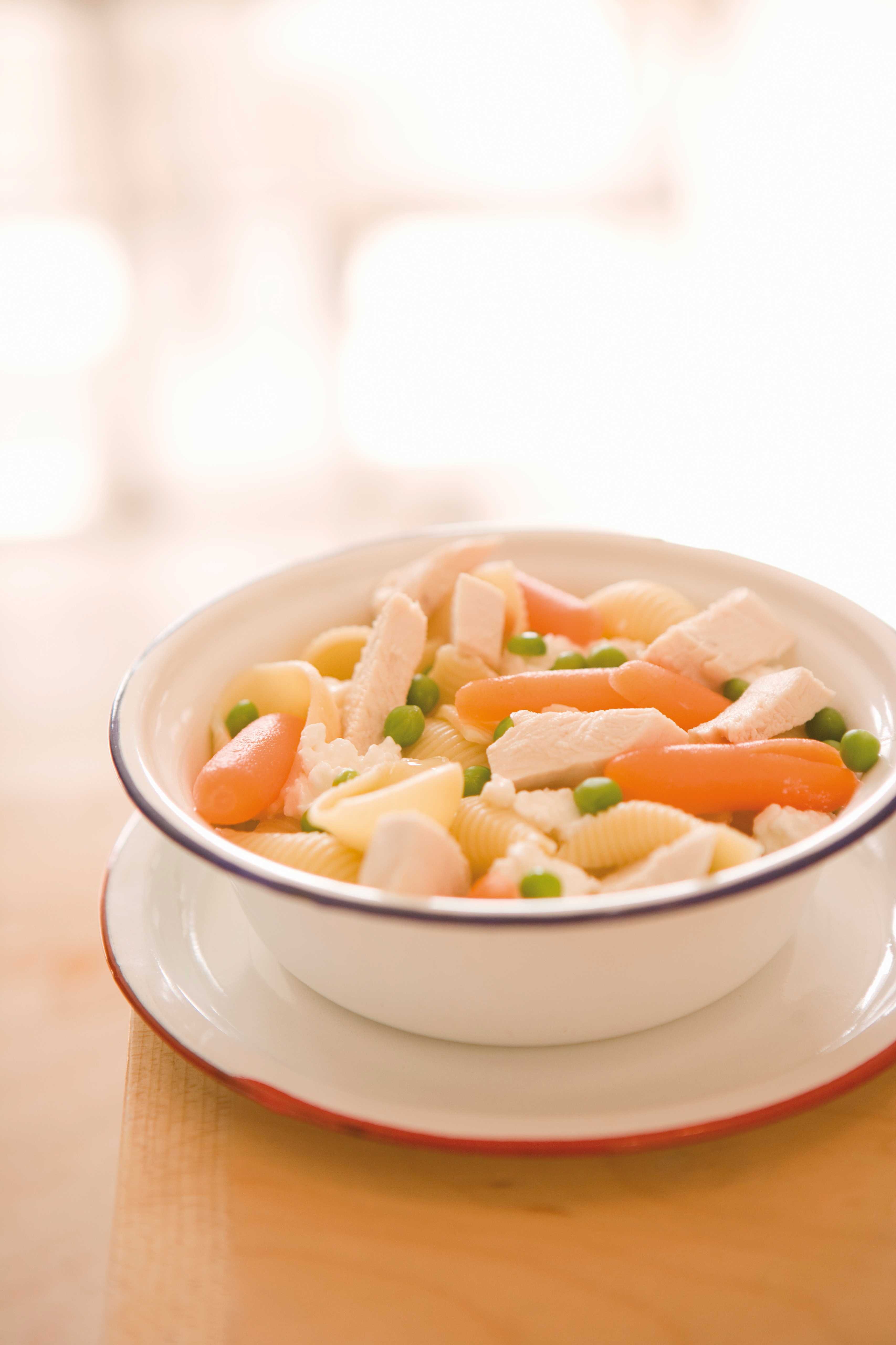 Ricetta Conchiglie con pollo, carote e piselli con il bimby | Agrodolce