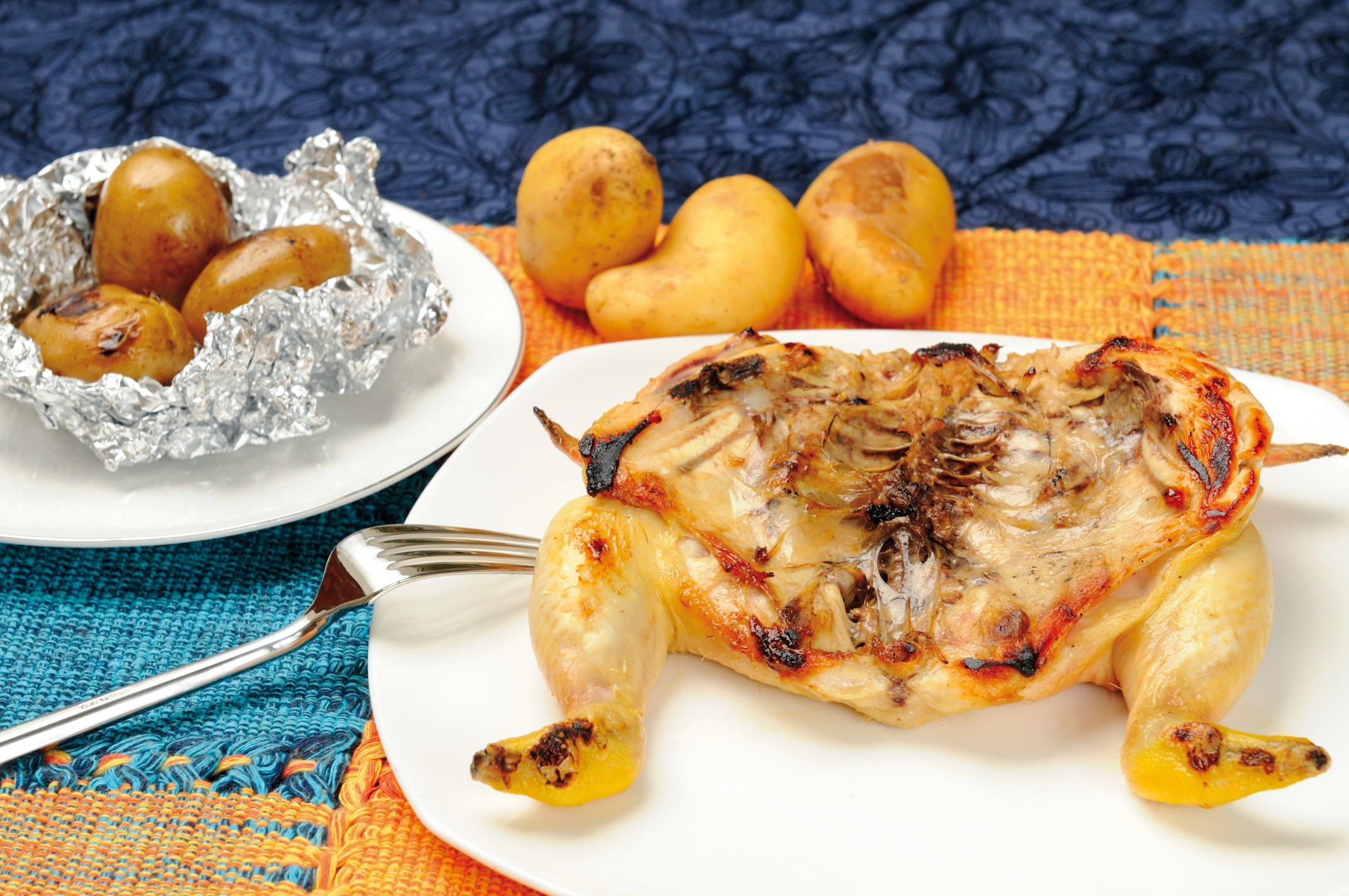 Galletto marinato con patate alla cenere: ricetta rustica | Agrodolce