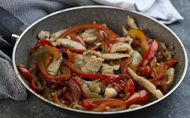 Straccetti di maiale ai peperoni: secondo piatto veloce Ricetta- Agrodolce
