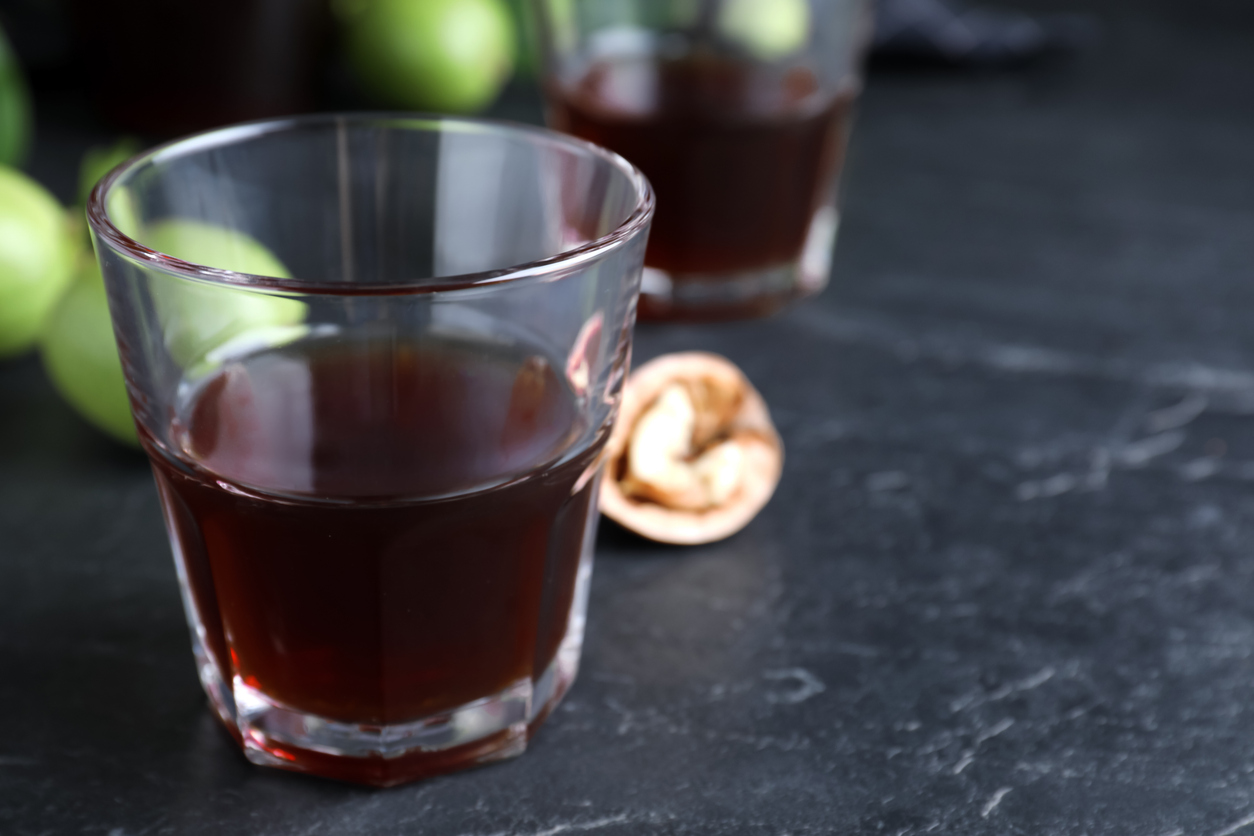 Nocino fatto in casa: tra ricetta e tradizioni - Agrodolce